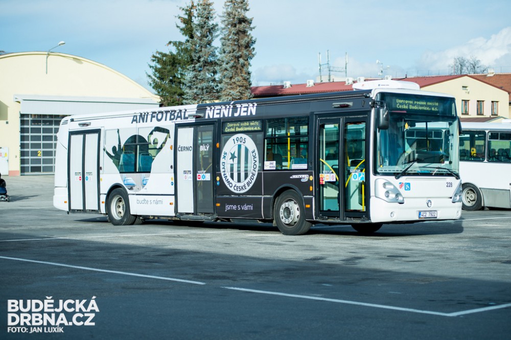 FOTO: Po Budějcích bude jezdit autobus MHD s novým polepem fotbalistů ...