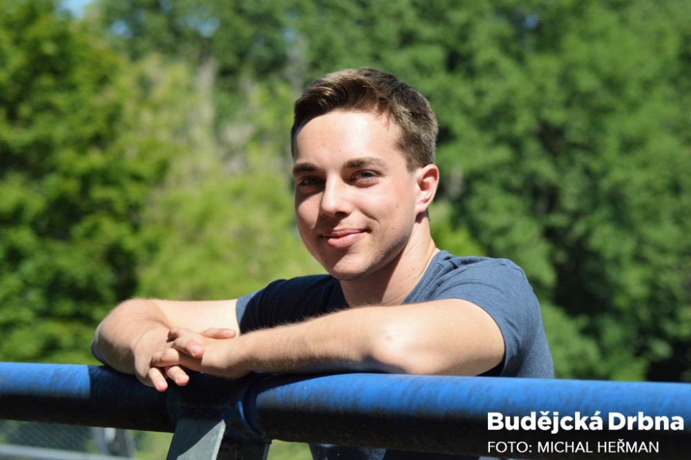 PŘÍBĚH: Kluk bez nohy zvedl nad hlavu poháry za tituly ve volejbalu a ...