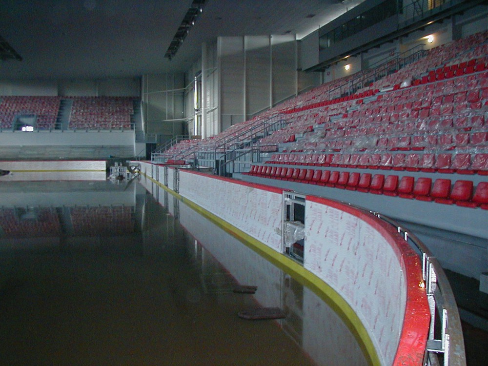 POVODNĚ 2002: Rekonstruovaná Budvar aréna se neotevřela. Sportovní ...