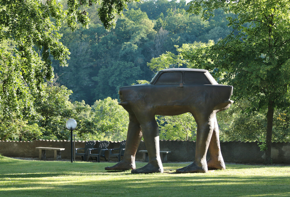 Fakáč nebo Trabant. Zámecký park v Bechyni patří sochám Davida Černého ...