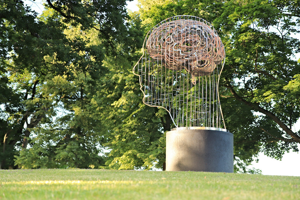 Fakáč nebo Trabant. Zámecký park v Bechyni patří sochám Davida Černého ...