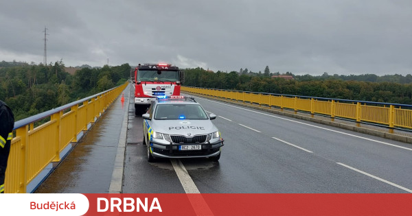 Omezení provozu na Žďákovském mostě. Policisté a hasiči tam pátrají po ženě