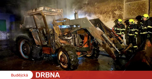 Na Jindřichohradecku hořel ve stodole traktor. Příčinu požáru hasiči šetří