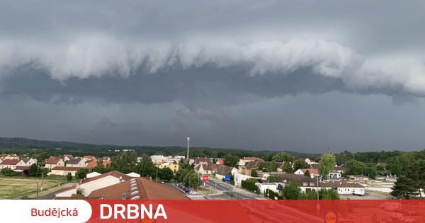 Bouřky postupují Českem. Hasiči odklízí stromy, vítr zlomil památnou ... Bouřky postupují Českem. Hasiči odklízí stromy, vítr zlomil památnou ...