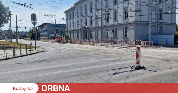 Křižovatku na Husově třídě uzavřela oprava plynovodu. Řidiči omezení ... Křižovatku na Husově třídě uzavřela oprava plynovodu. Řidiči omezení ...