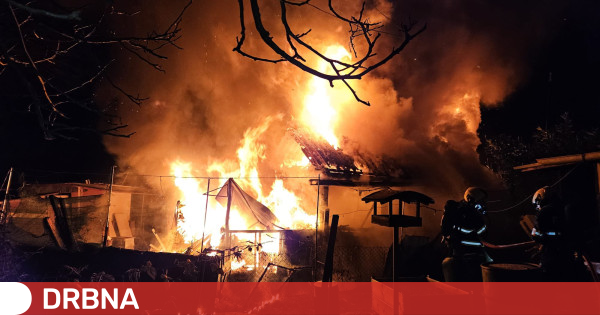 Zahradní kůlnu v Týně nad Vltavou pohltily plameny, u požáru asistovali ...