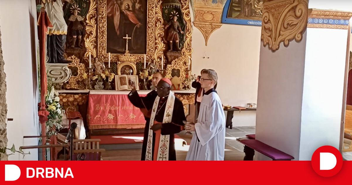Robert Sarah, horký kandidát na nového papeže, který sloužil mši v Římově