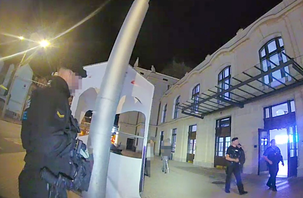 Billboard Motoristů omezoval průchod ulicí, naštvaný slepec ho ...