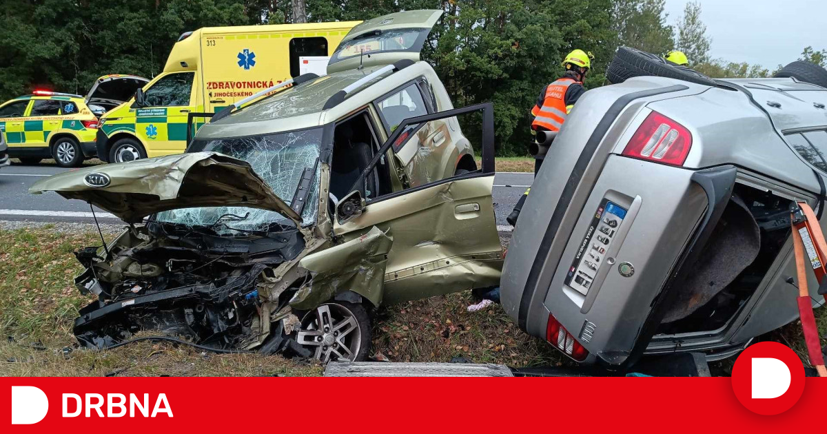 Smrtelná nehoda na Jindřichohradecku, u Lásenice se čelně střetly dva vozy