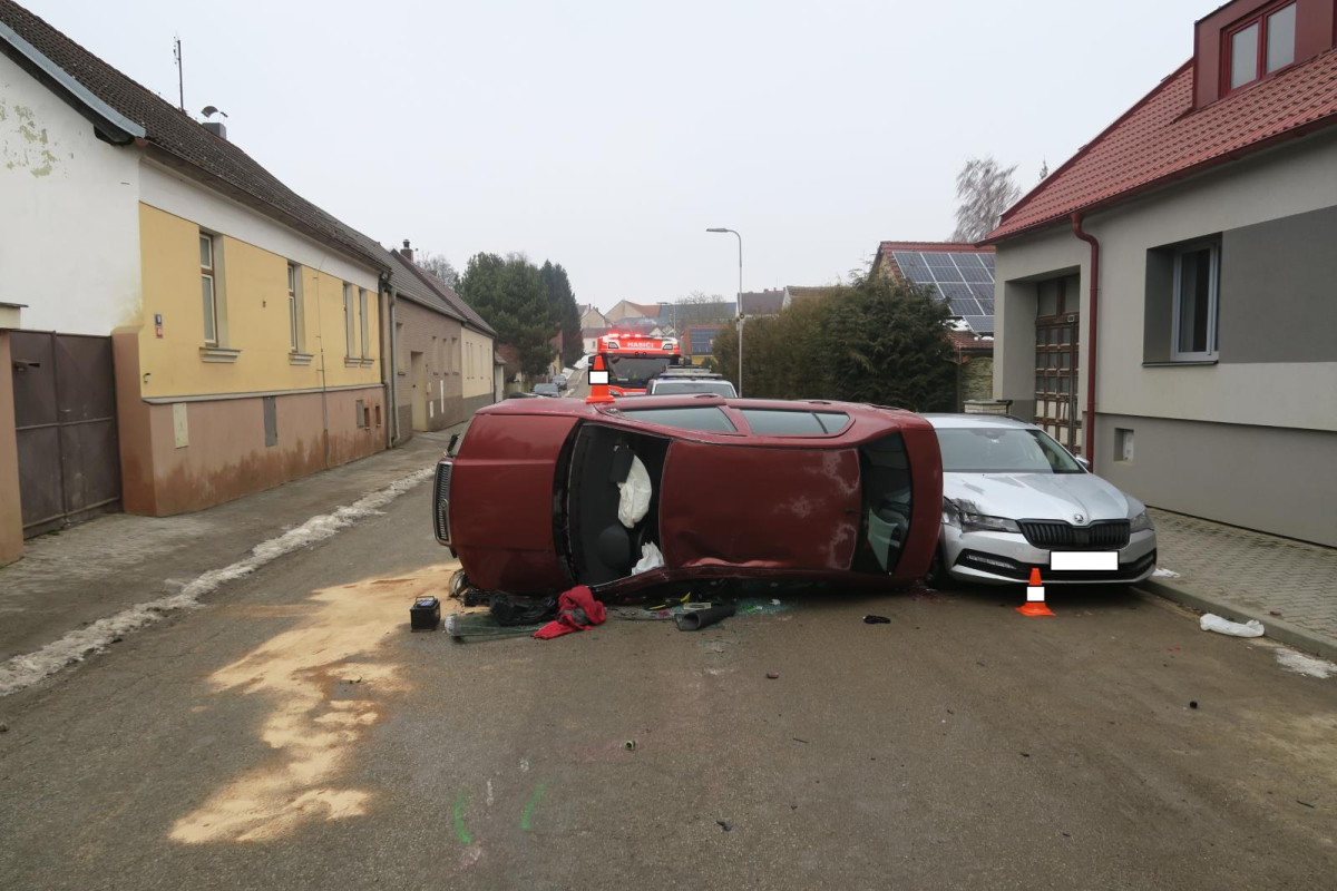 Řidič v Lišově havaroval s více než dvěma promile alkoholu, auto ...