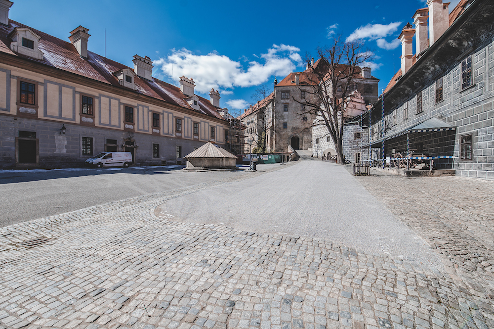 Místo turistů se ulicemi Krumlova prochází kachny. Jak vypadá ...