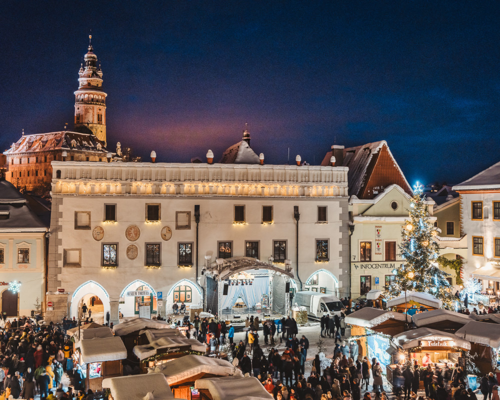 Strom v centru Českého Krumlova. Foto: Tomáš Perzl | Vánoční stromy v ... Strom v centru Českého Krumlova. Foto: Tomáš Perzl | Vánoční stromy v ...